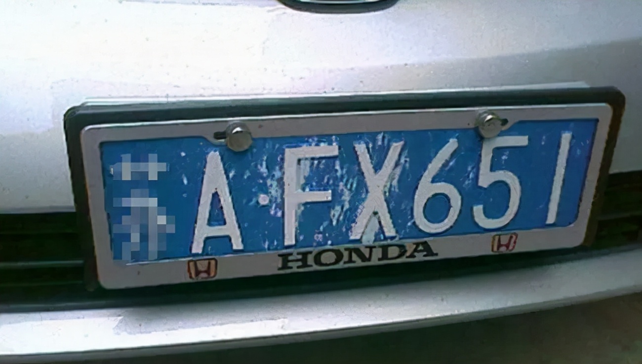 There are exceptions for obscuring license plates. There is no penalty ...