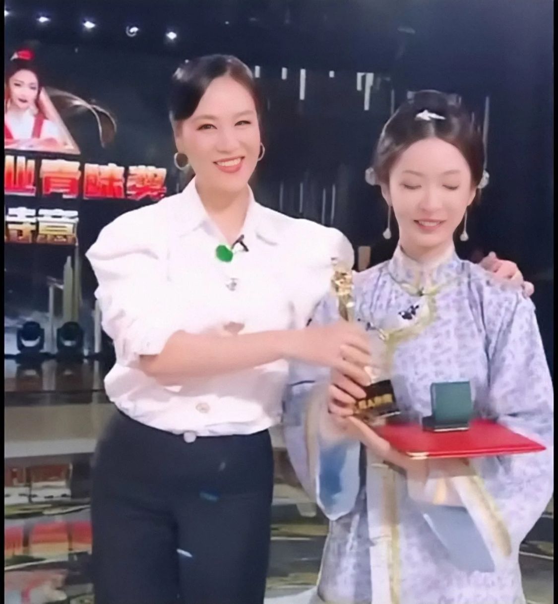 Wu Junmei wears trousers to tie her waist, her belly is bulging, but the overall temperament is ...