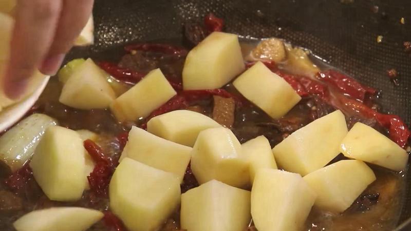 Teach you how to make Xinjiang-style roast beef with potatoes. It is ...