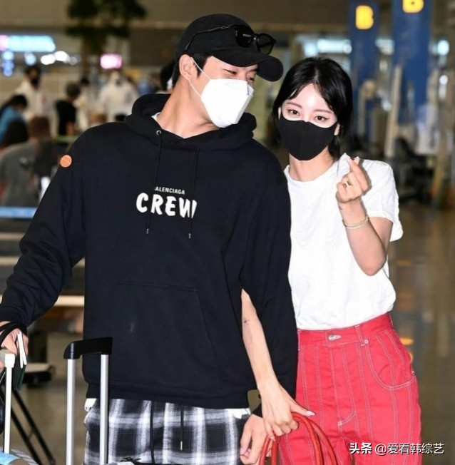 Han Ye-seul and her boyfriend Yoo Sung-jae return home from their ...