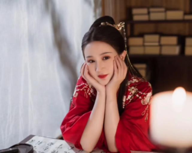 Linger wears a lace dress and takes a photo with Menglei, but Menglei ...