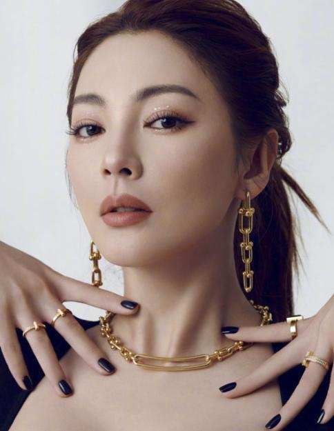 From wear to makeup, why do girls love red velvet - iNEWS