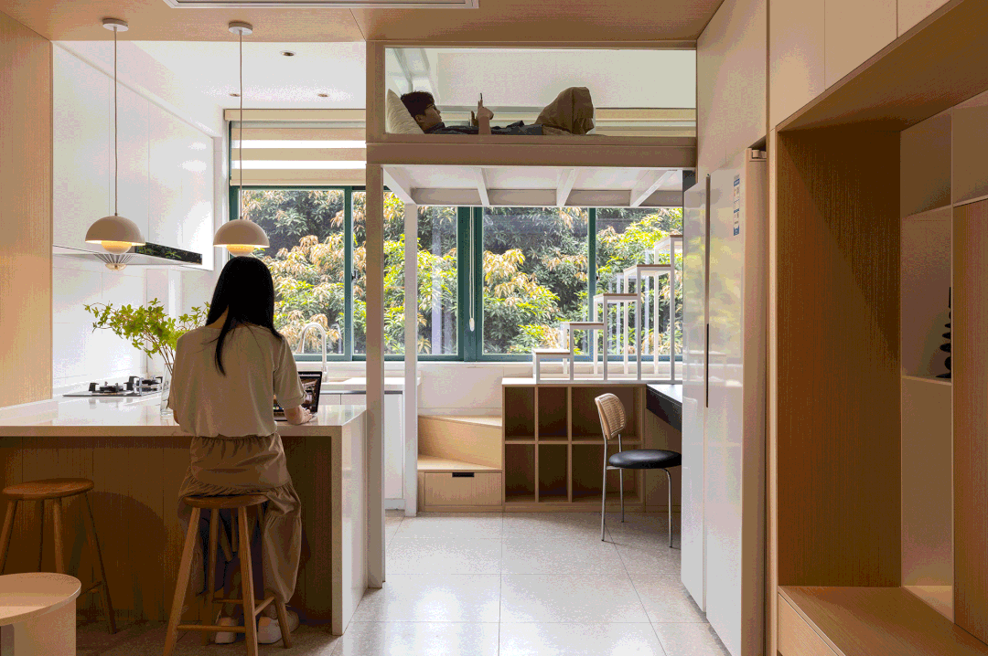 The mediocre 35 square meters large room was changed out of the "three ...