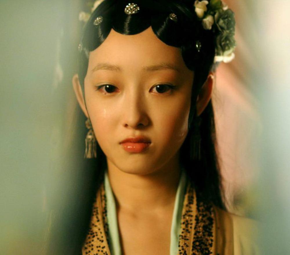 I only serve these 3 female celebrities who have small eyes but are ...