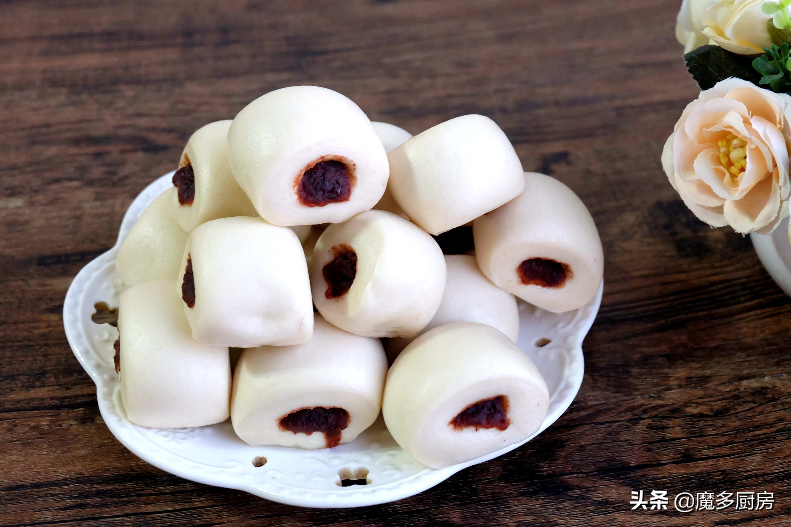 A bowl of flour steamed with a pot of red bean paste rolls, children's ...