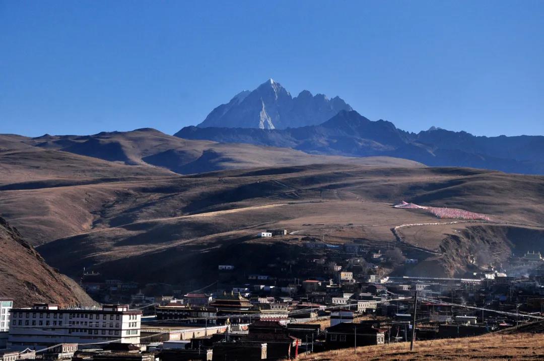 "Tagong Grassland" runs towards the grassland, Tagong under the sun - iNEWS