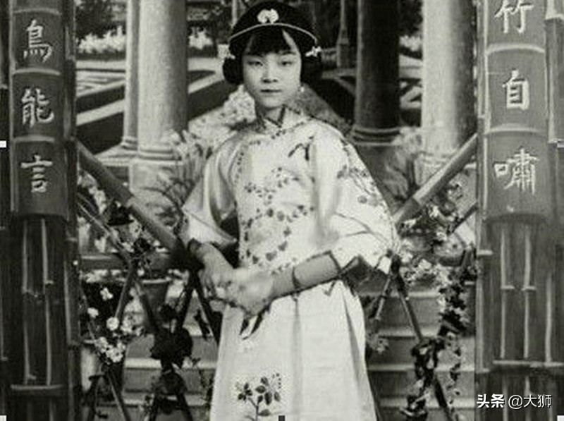 In the old age, there is a deception party that specializes in ...