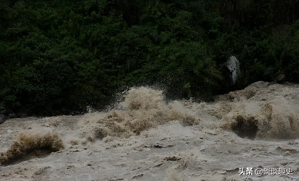 Flying over the Luding Bridge: the moment of life and death, the ...