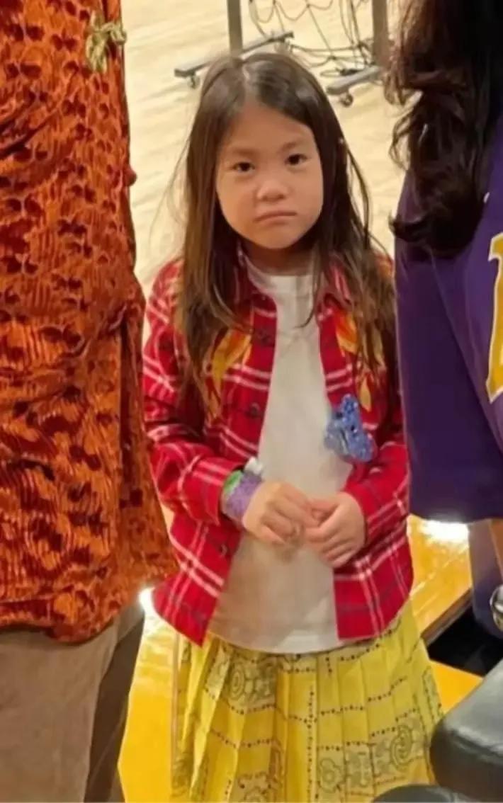 41-year-old Edison Edison and his family watch the game, her temples ...