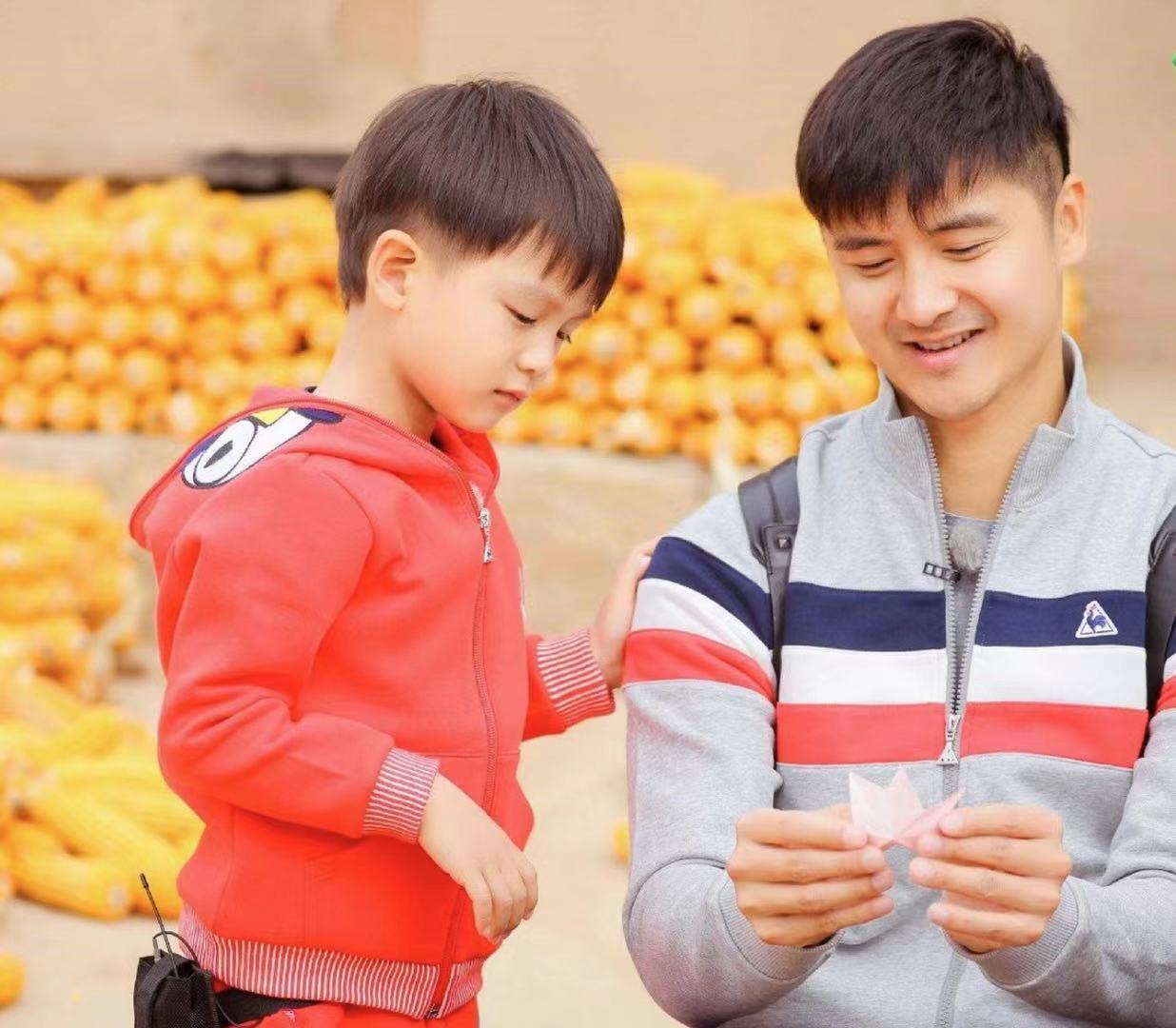 Ye Qian took her 10-year-old son in first class, and Xiao Liangzai fell asleep reading a book ...