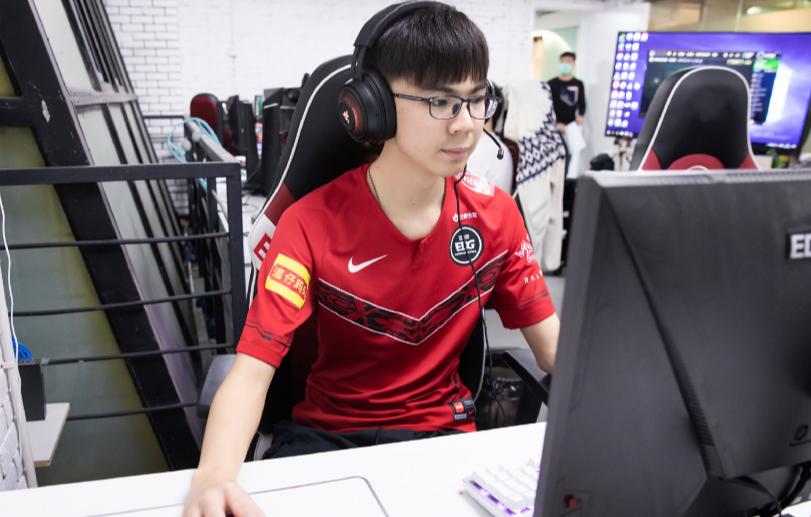 LPL's first European server king is born!Junjia is like drinking water ...