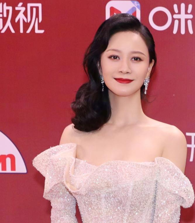 43-year-old Ni Hongjie appeared on the red carpet, beautiful and rusty ...