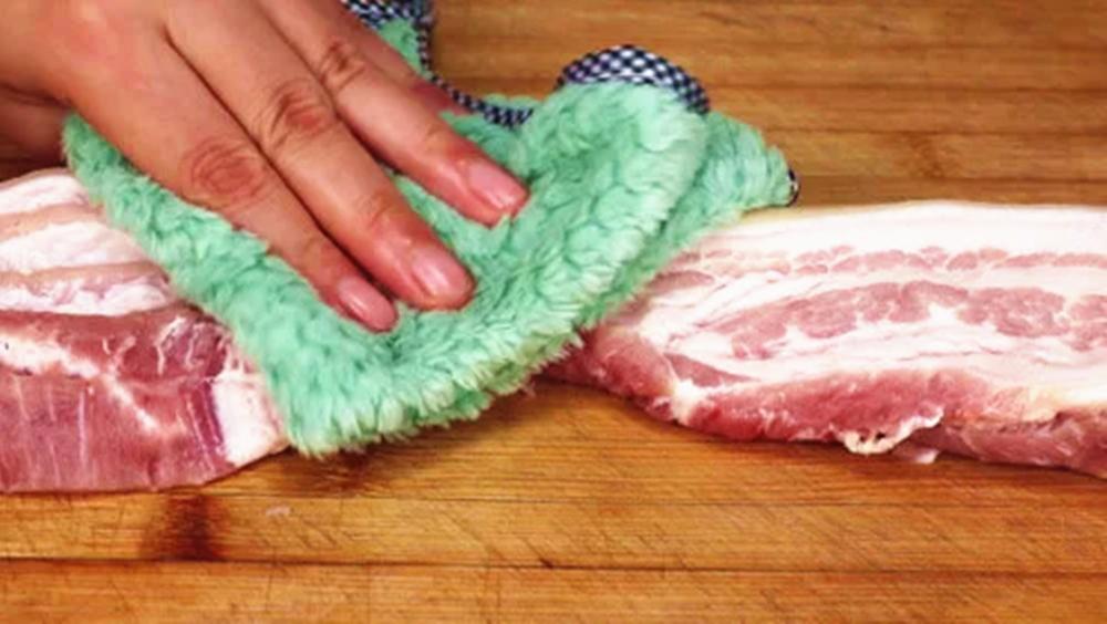 Why does the butcher keep wiping the pork with a rag?The stall owner ...