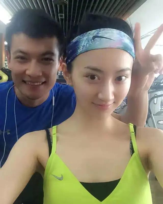 Jing Tian applied a facial mask in the gym and took a photo with the ...