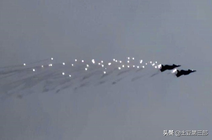 The release of jamming bombs from the J-20 twin aircraft formation ...