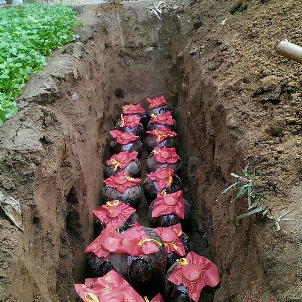 A man in Hubei wanted to dig underground 10 years ago to bury wine to ...