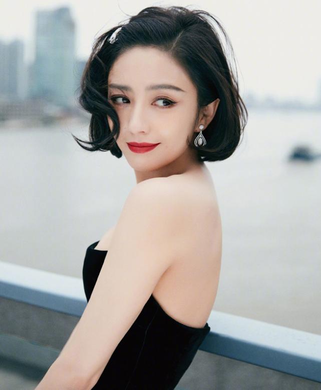 Chen Sicheng praised Tong Liya's new film, and she praised her ...