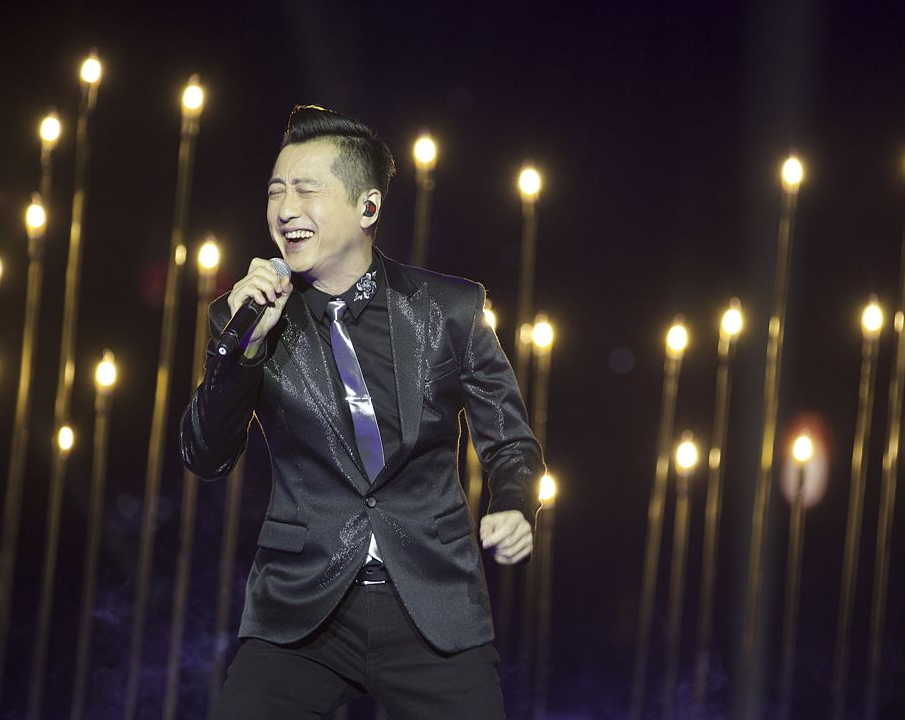 59-year-old Yu Chengqing celebrates the birthday of his 2-year-old son ...