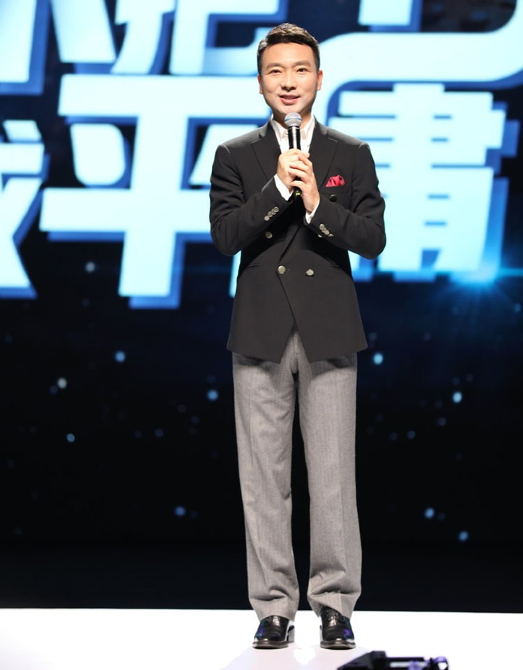 Kang Hui presided over the styling and stepped on thunder. His trousers ...