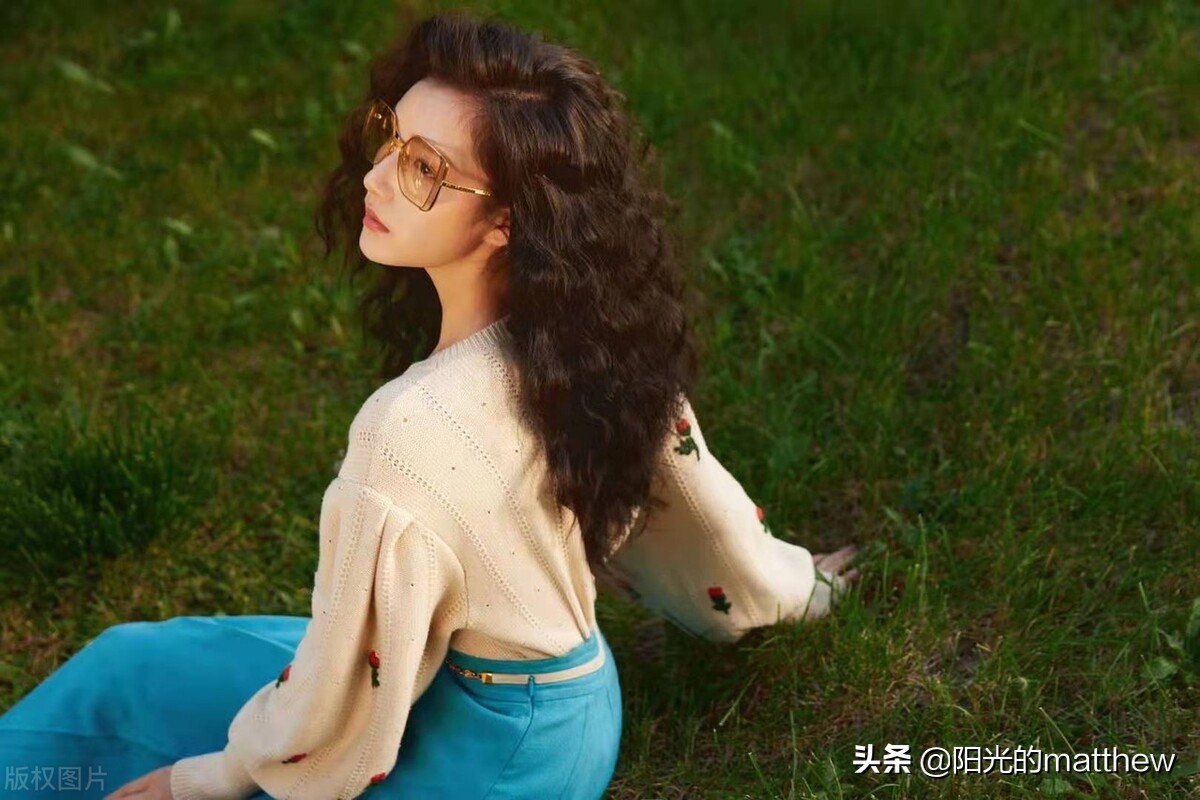 Ruan Ju wears an embroidered sweater with a big wavy hairstyle, a ...