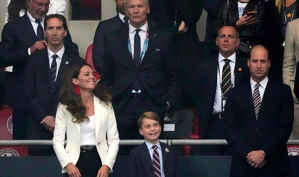 The 7-year-old little prince George is finally not cold!With a big grin ...