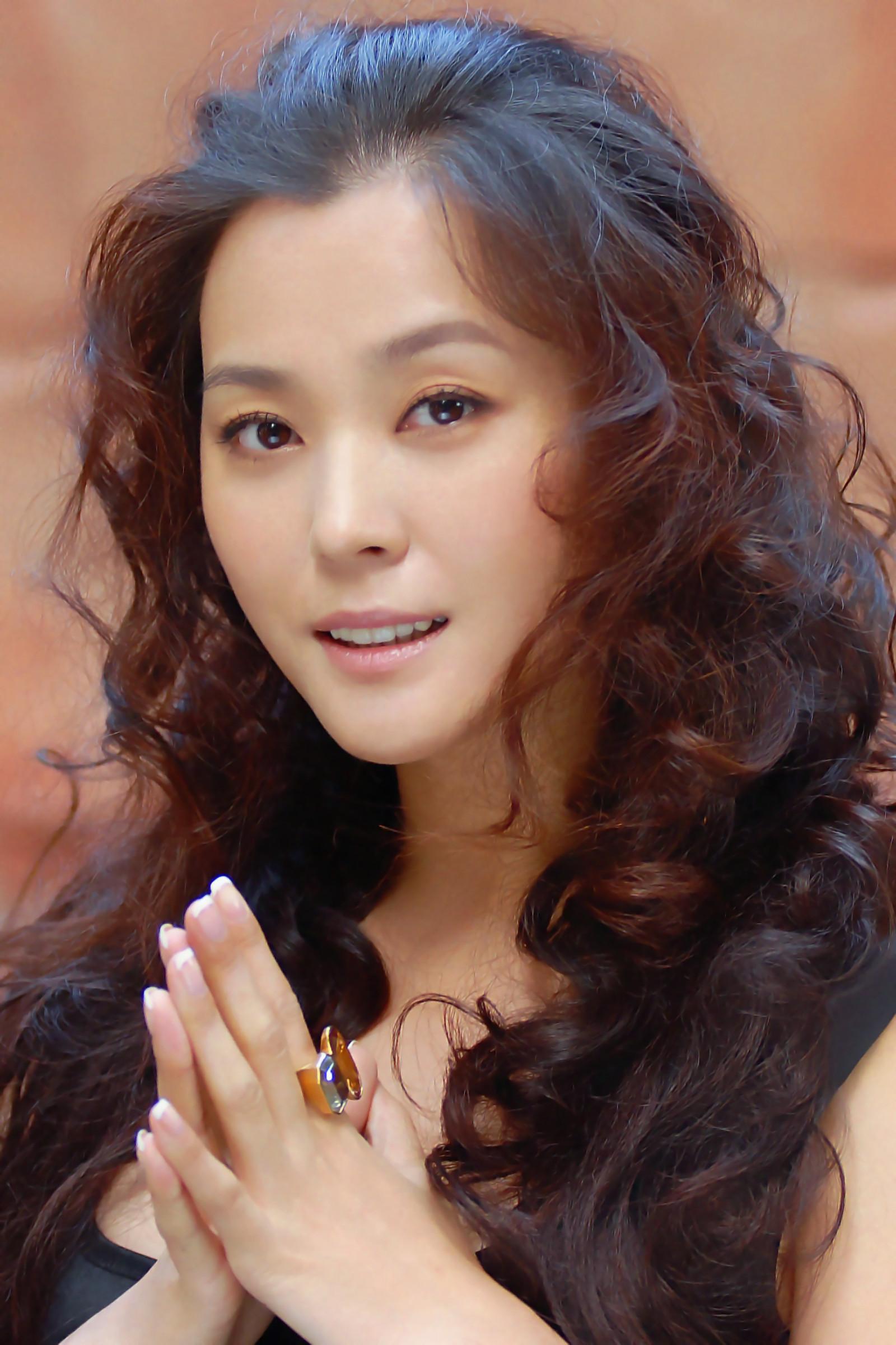 Liang Aiqi-Elegant Portrait - iNEWS