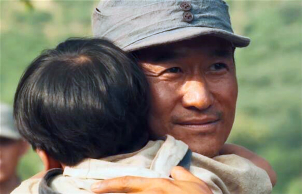 Faye Wong sang "My Father and Me", singing like a wash, father's love like a mountain - iNEWS