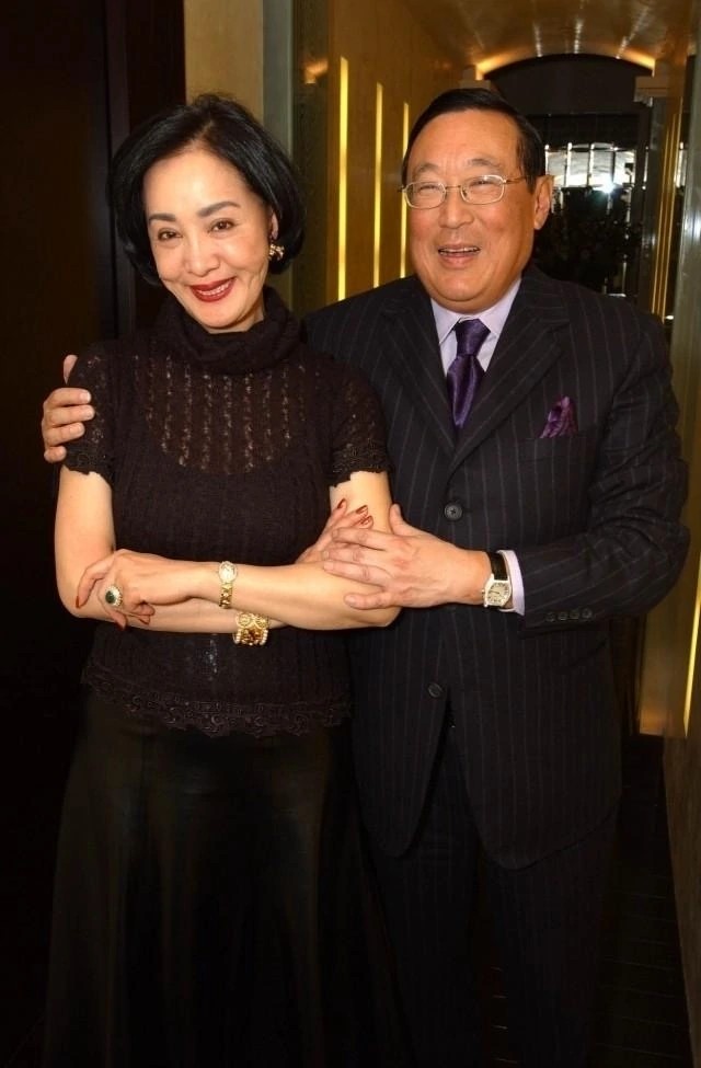 Husband cheats and does not divorce, and forbears 43 years to die for her husband to dominate ...