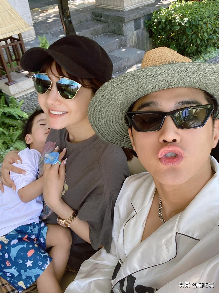 2 years old Daniel value is against the sky, smashing a large number of ...