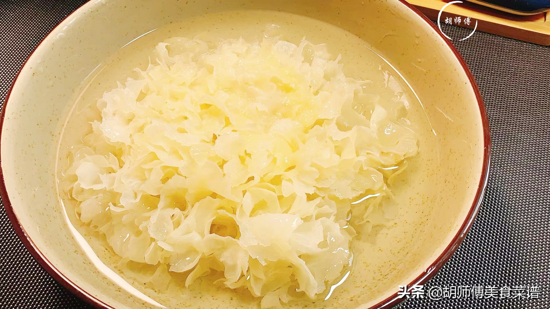 When stewing white fungus soup, it is best not to stew directly in the ...