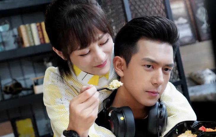 Tong Yan and his wife have different frames, Yang Zi is an old ...