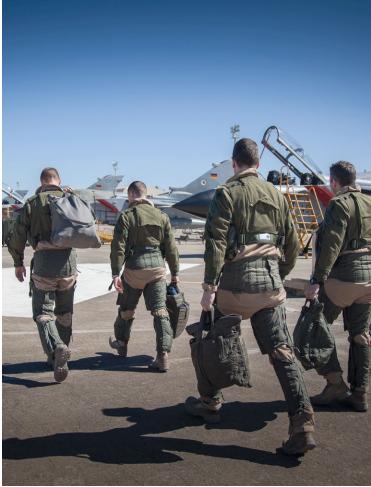 Multi-picture detailed description of the Bundeswehr Air Force uniform ...