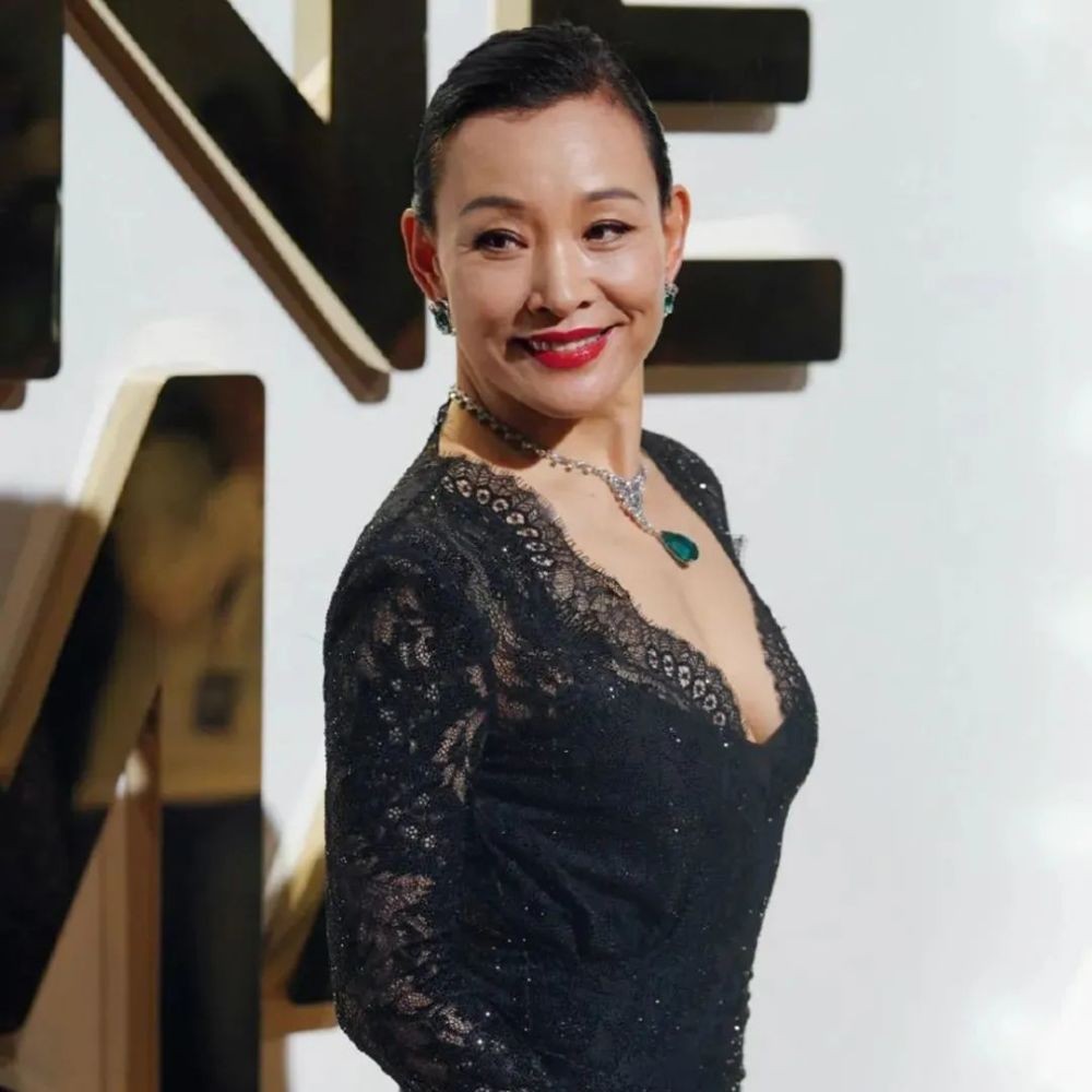 Chen Chong still has the charm of wearing a deep V backless, and he ...