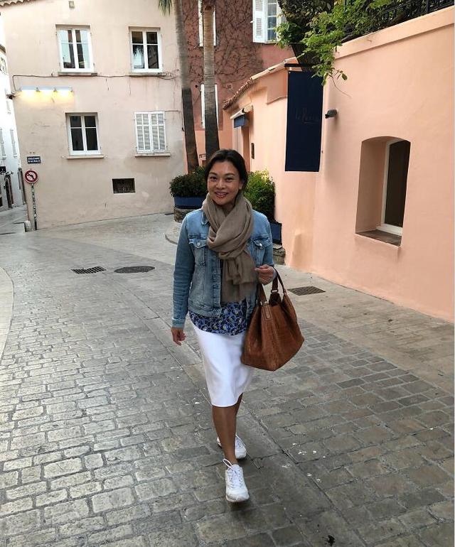 Shi Ke is as real as Gong Li, with full belly and walking on the red ...