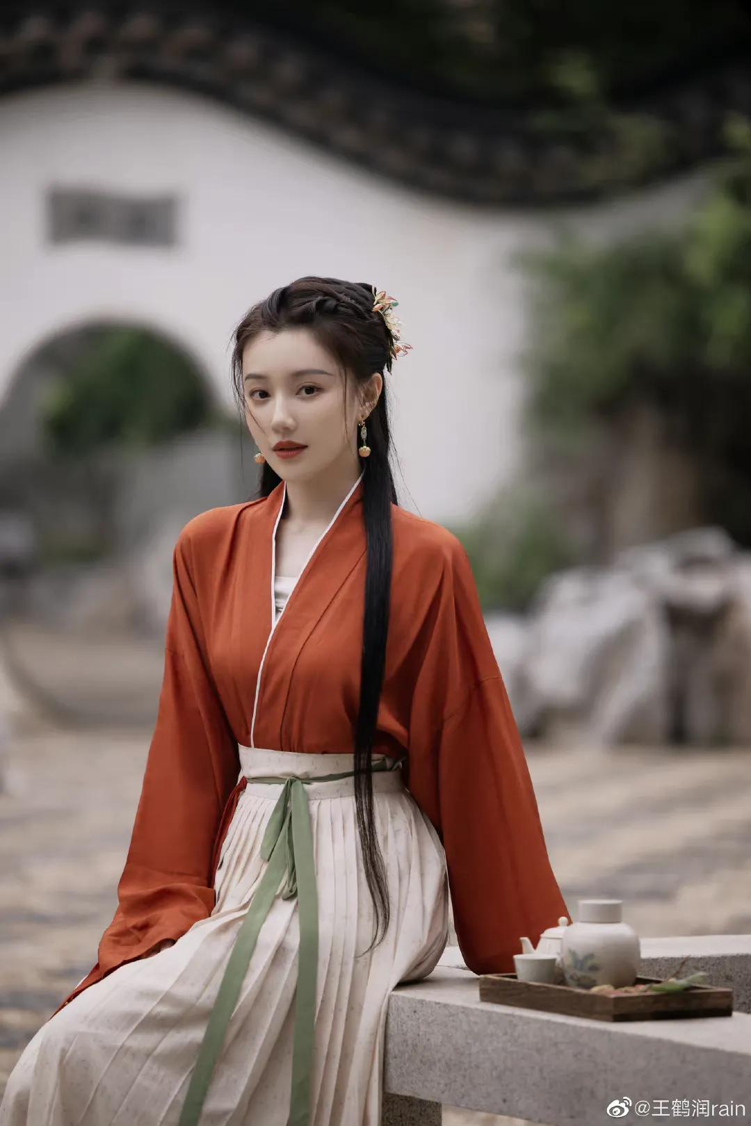 Wang Herun Hanlu's red-robed Hanfu is a blockbuster film, like a woman ...