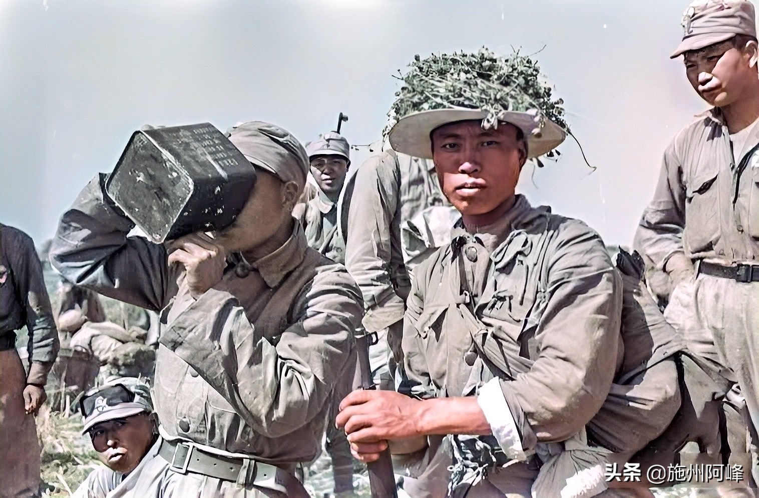 A picture of the soldiers of the Kuomintang's Songhu garrison building ...