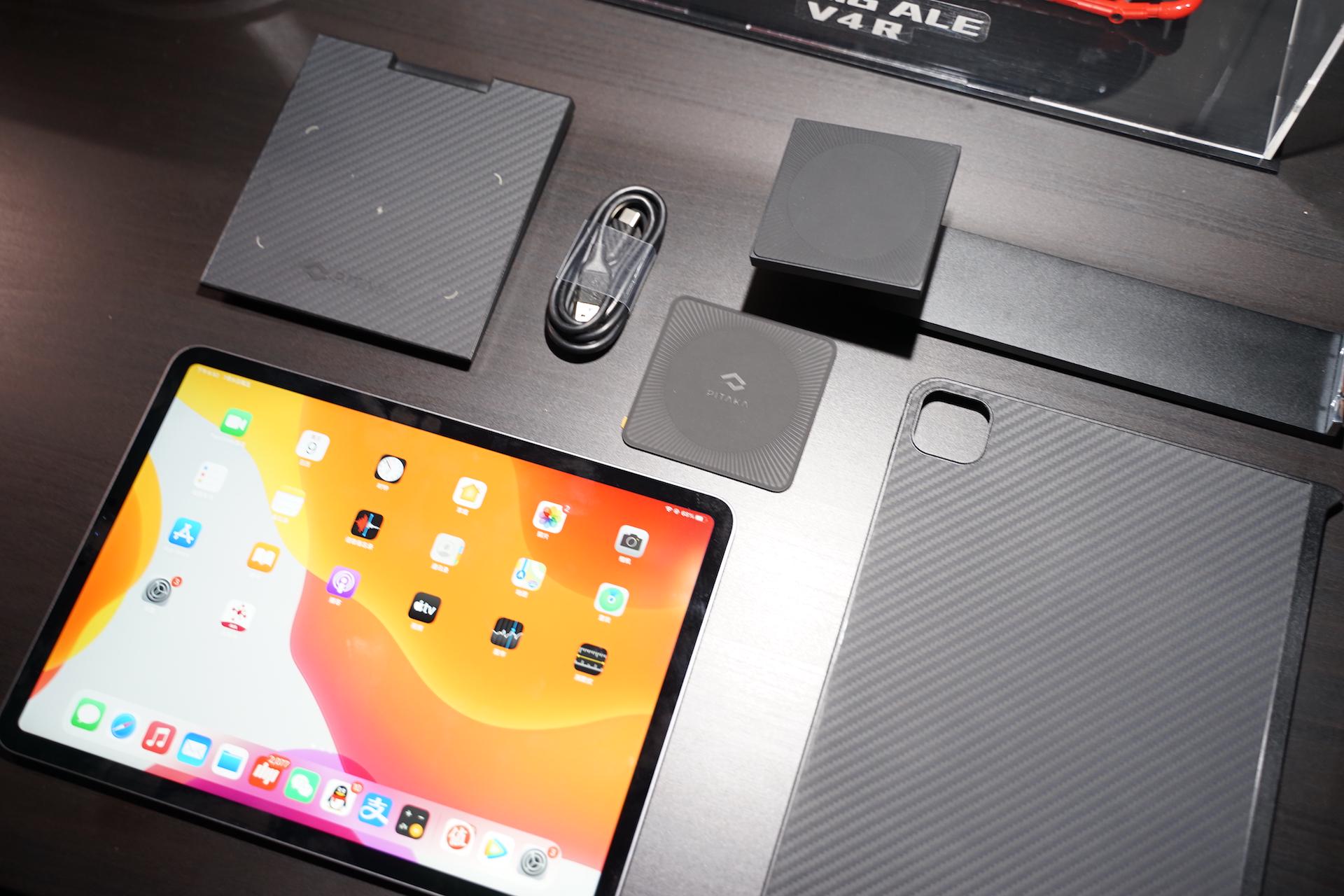 Click on the magnetic suction to the end and unpack the PITAKA iPad ...