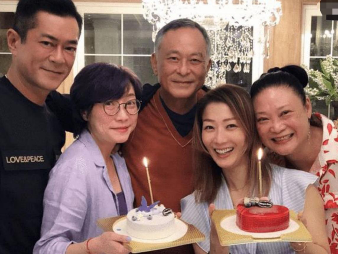 Sammi Cheng took a photo with Gu Tianle, Gu Tianle's face was blush ...