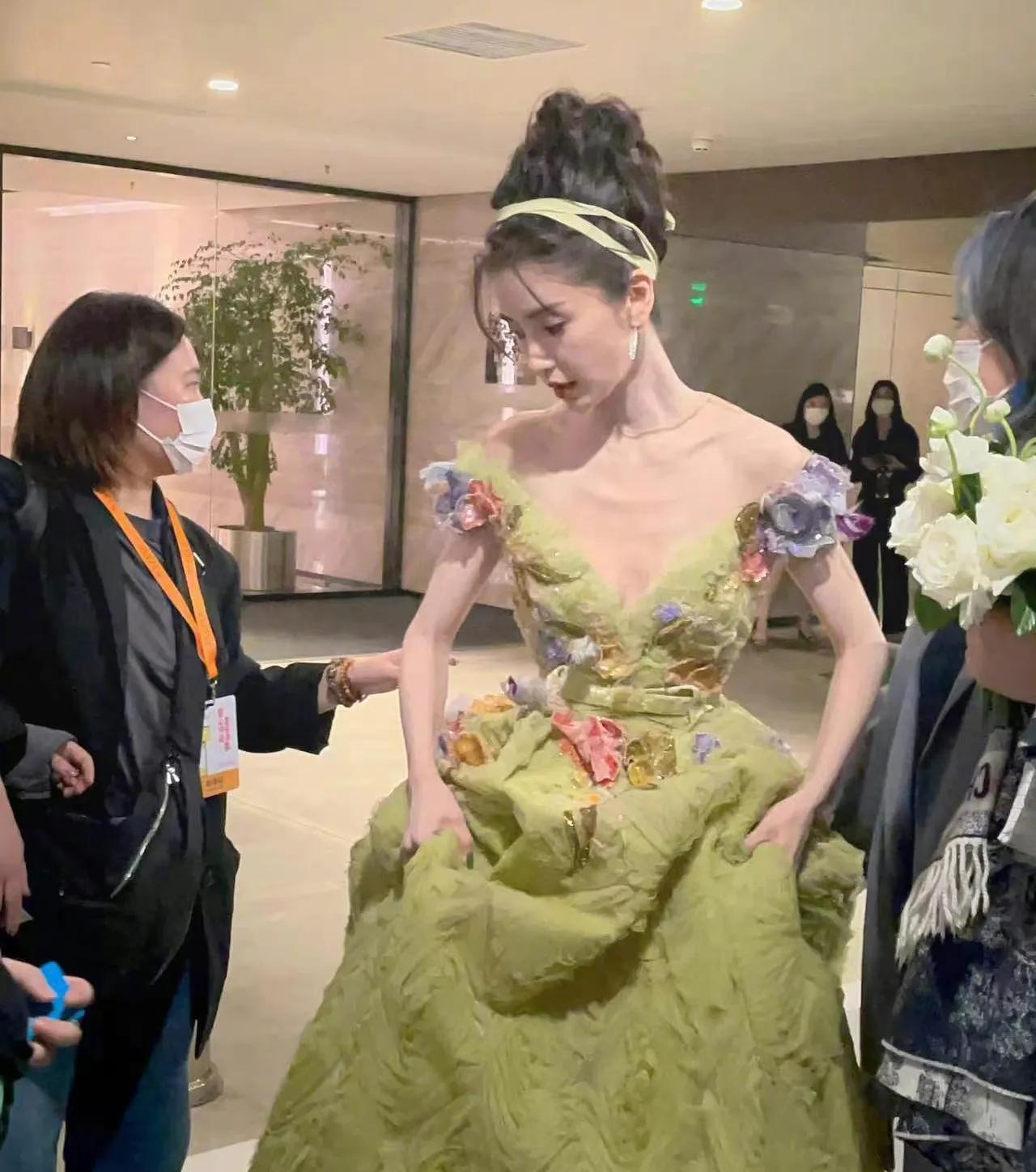 angelababy bazaar charity night look Reuters, dark V green tutu skirt ...