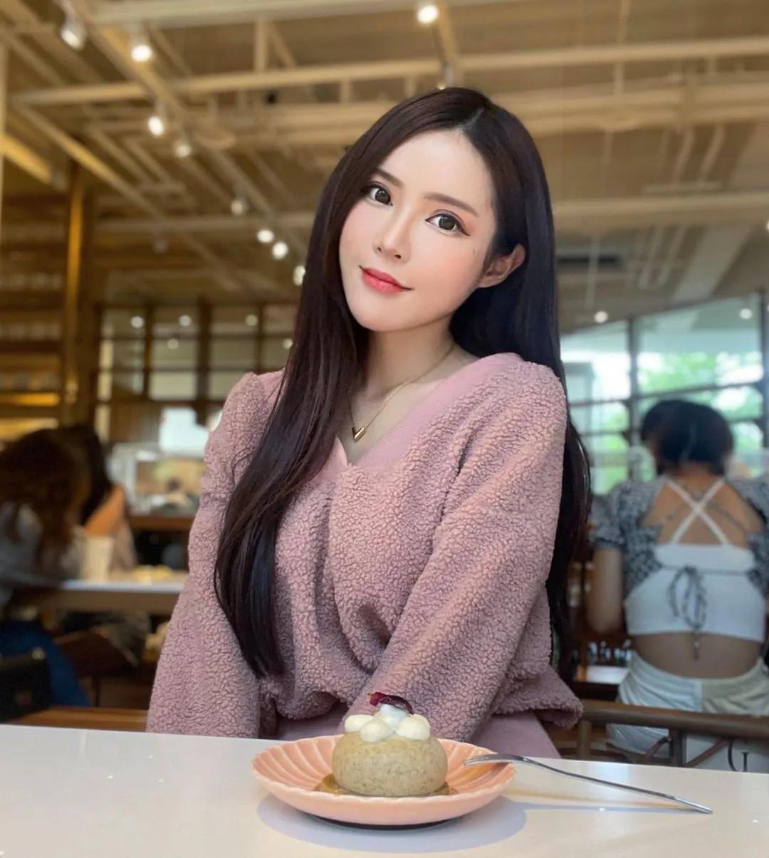 Huang Shuting ViVi, a fashion model, looks back and smiles. - iNEWS