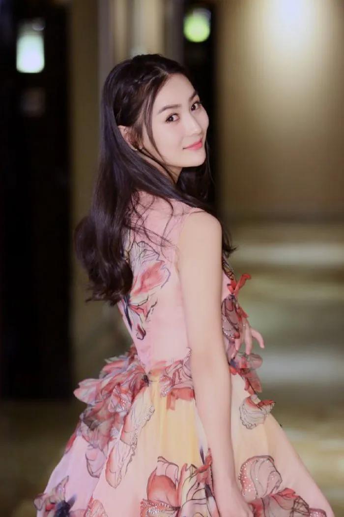 Actress Zhang Weina is stylish and beautifully dressed - iNEWS