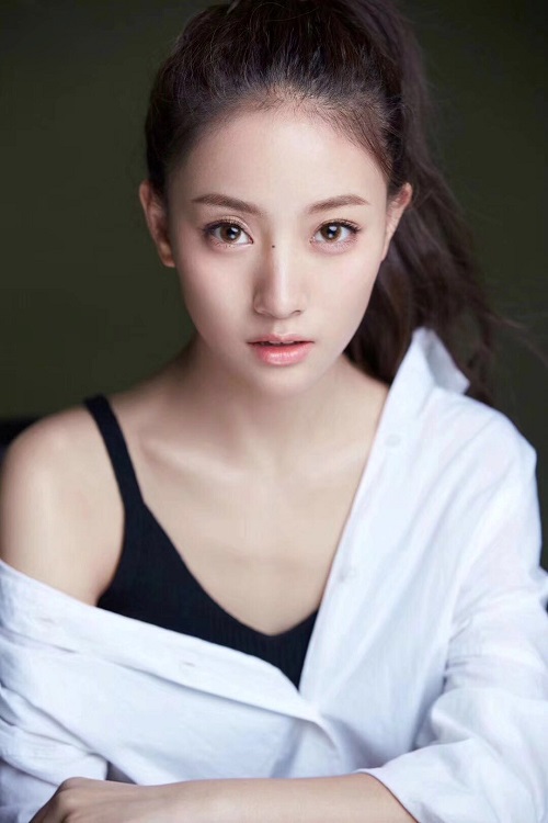 Celebrity Legs Picture-Zhu Lilan - iNEWS