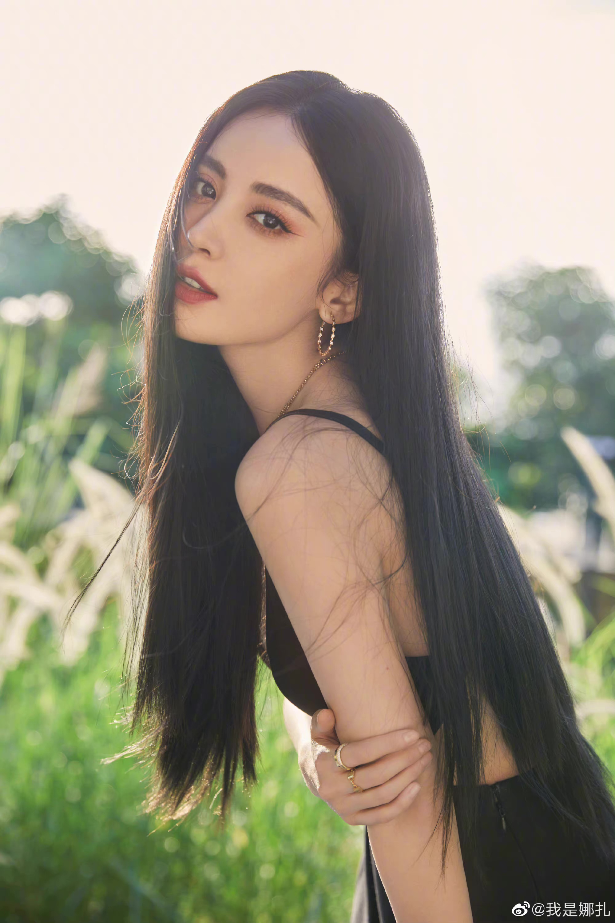 Gu Li Na Zami is crazy!The open-chested and backless long skirt is ...