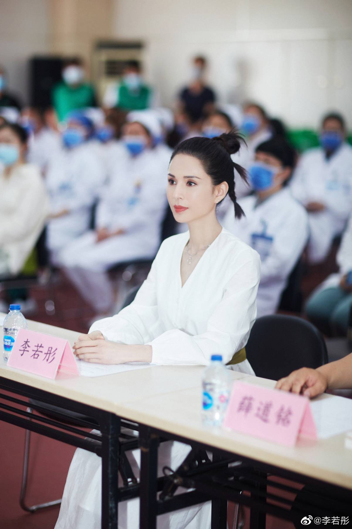 54-year-old Li Ruotong shows off his body and exposes big muscles to ...