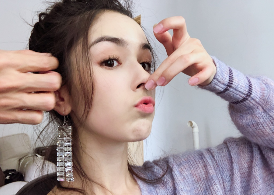 Hanikzi's standard Xinjiang beauty, short sweater with high ponytail ...