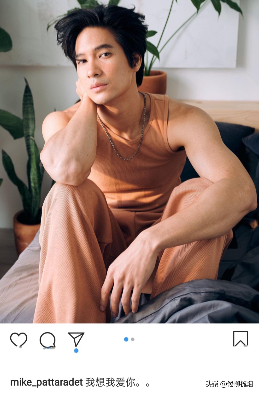 The lotus root is broken and the thread is still connected. The lingering relationship between ...