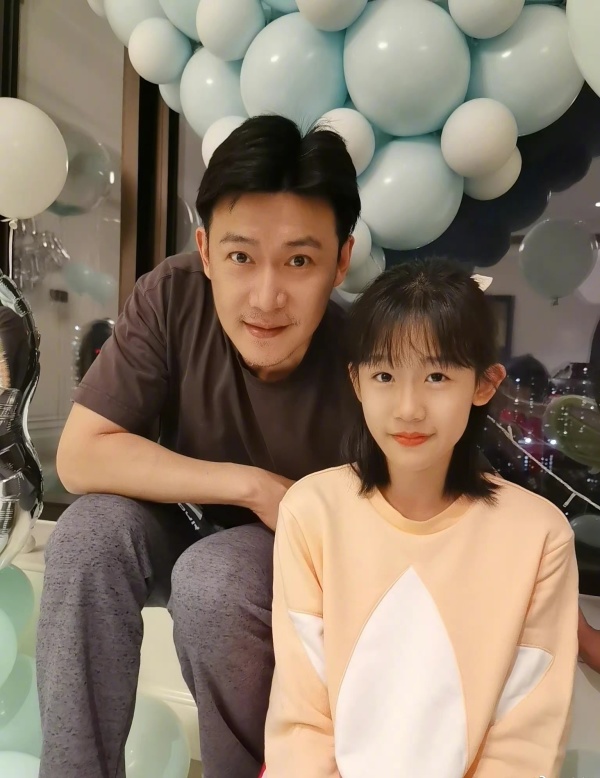Lu Yi took photos to celebrate the birthday of her 13-year-old daughter ...