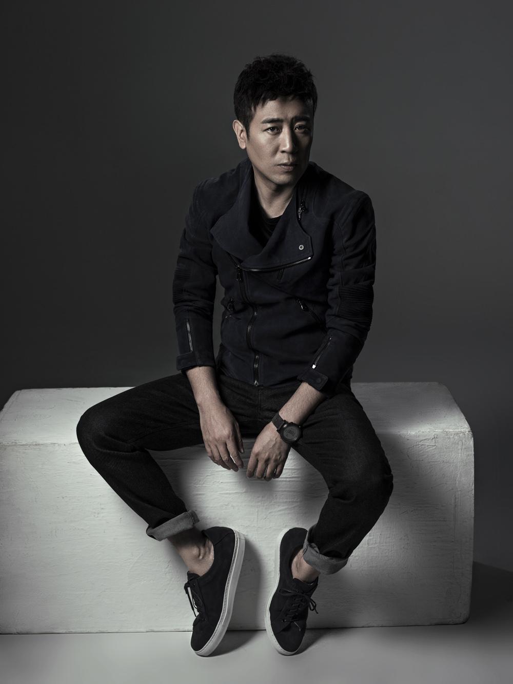 Yu Hewei and the three women behind him - iNEWS