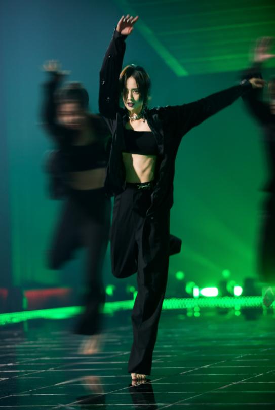 Tong Liya dances barefoot on the stage, her horse is relaxed and her ...