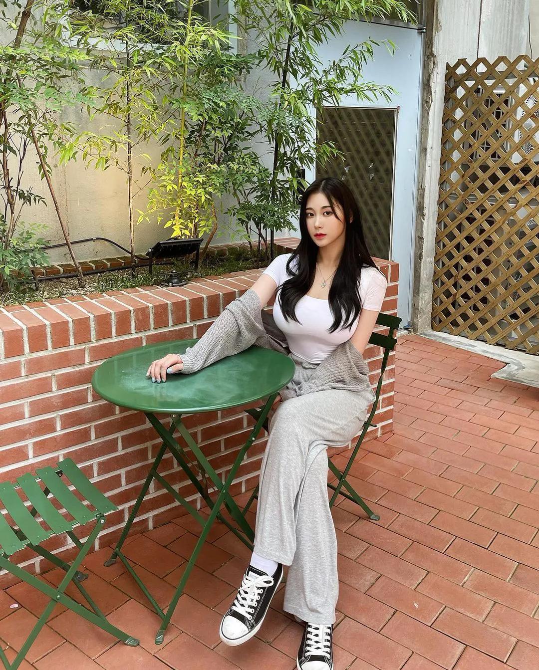 South Korean model Jiwon, Gu Pan is radiant and sultry - iMedia